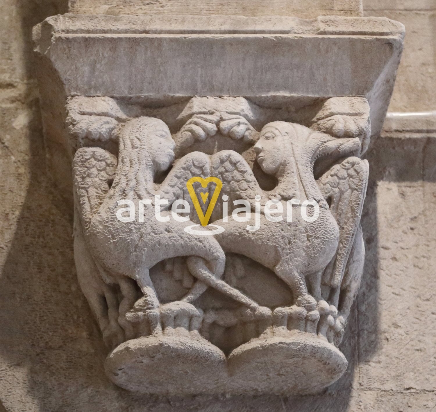 Capitel románico con dos Arpías - ArteViajero