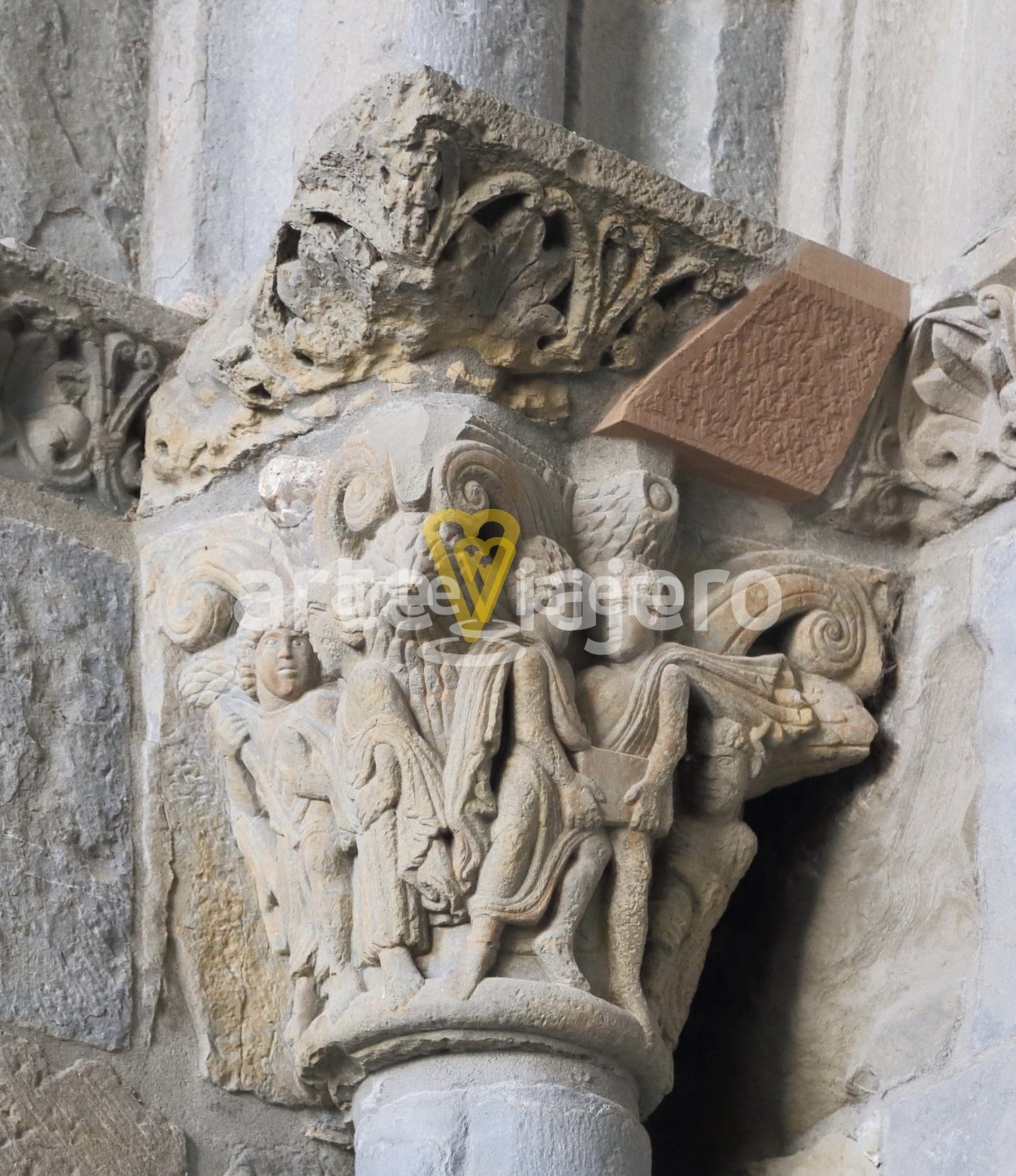 Capitel románico con constructores - ArteViajero
