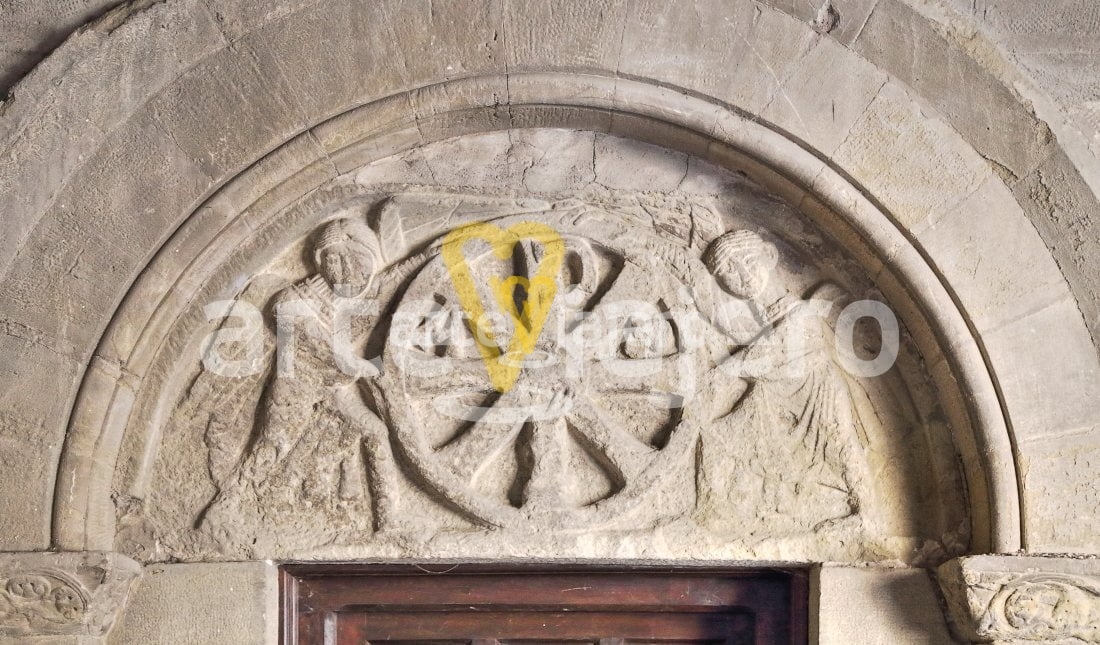 Tímpano románico decorado con Crismón - ArteViajero