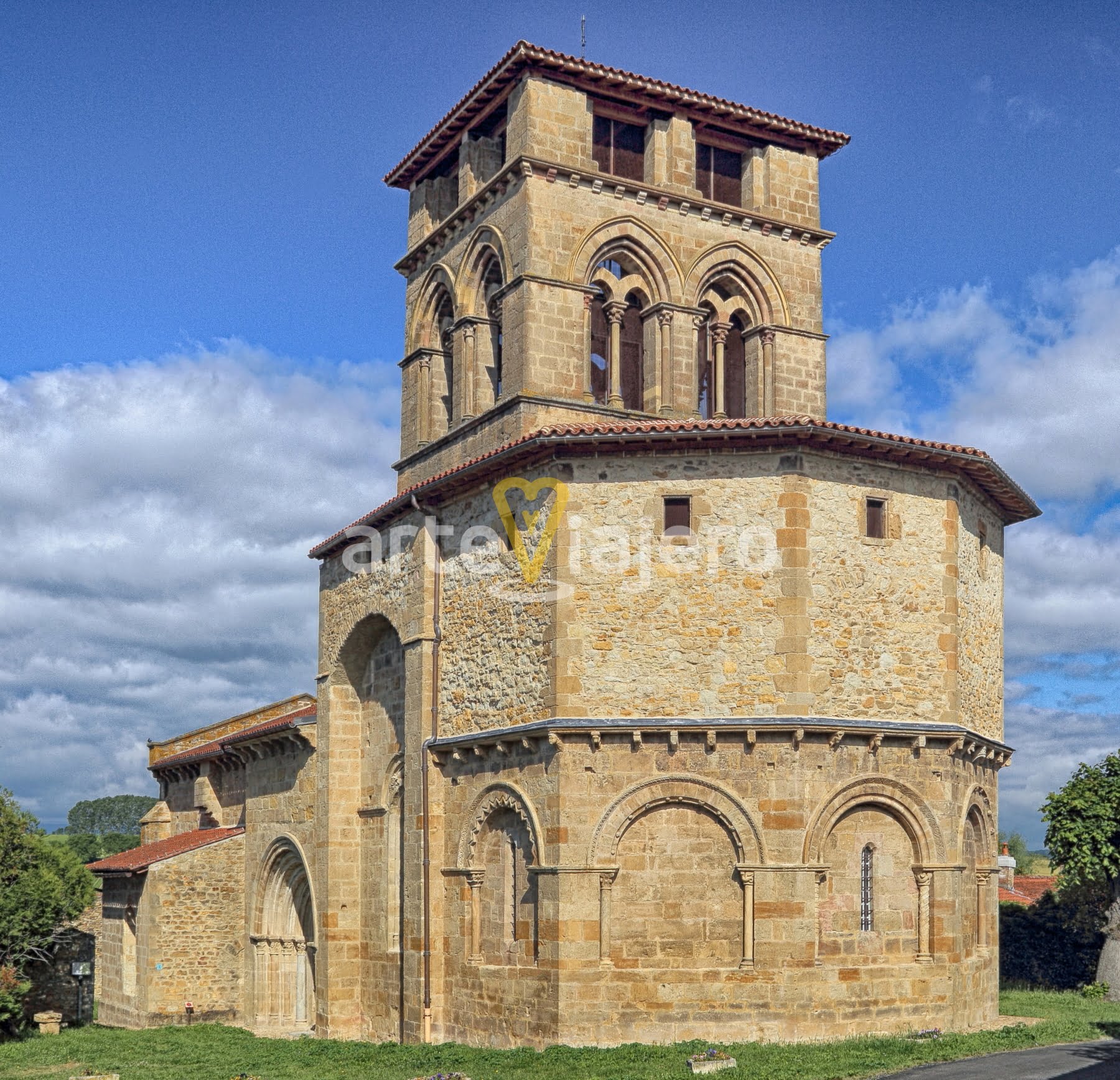 Mailhat y su iglesia románica levantada sobre un templo romano ...