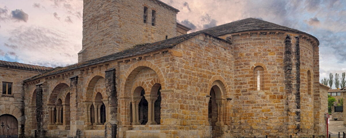 Iglesia De Gaz laz Gran Ejemplo De Rom nico Porticado En Navarra