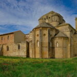 Monasterio de Irache: Joya Arquitectónica en Navarra - ArteViajero
